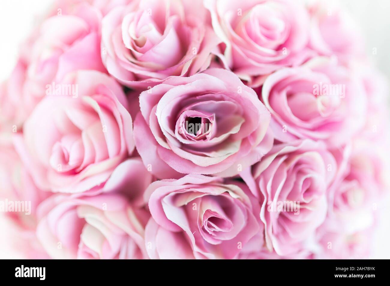 Symmetrical close up of pink bouquet of roses Stock Photo - Alamy