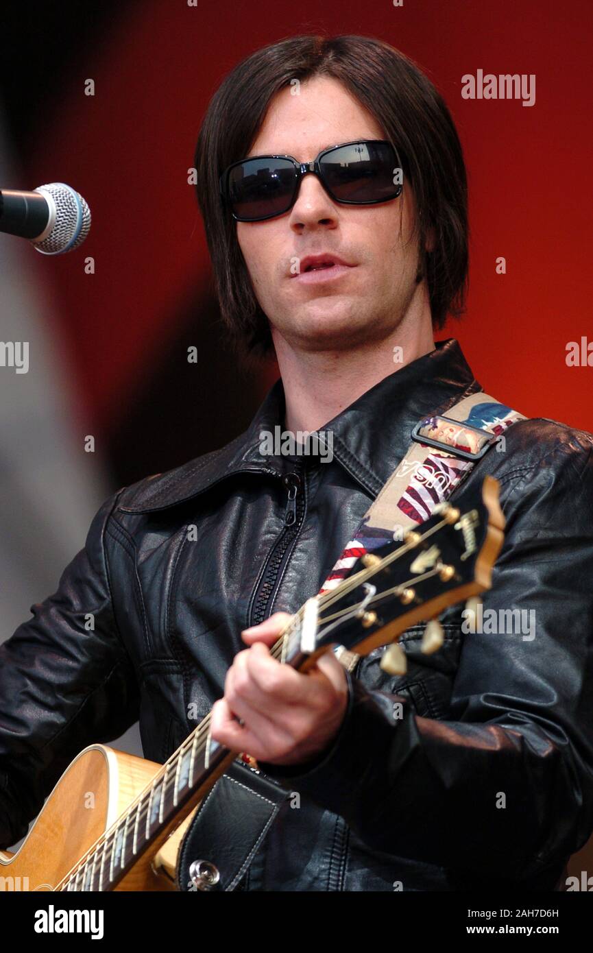 Kelly jones of stereophonics 2004 hi-res stock photography and images ...