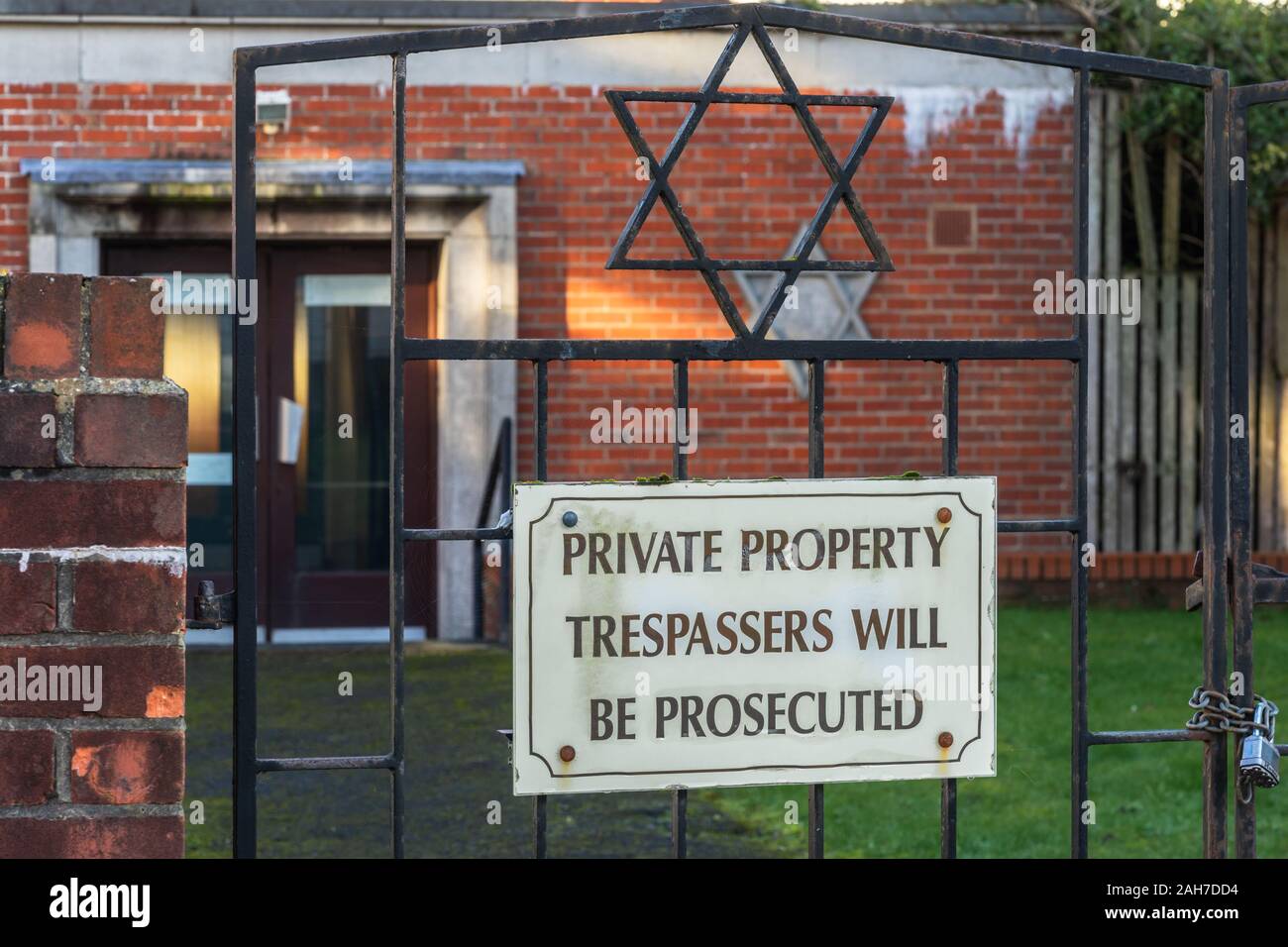 Jewish gate uk hi-res stock photography and images - Alamy