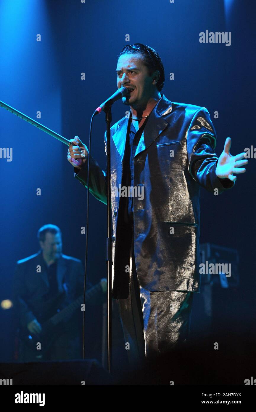 Mike patton singer hi-res stock photography and images - Alamy