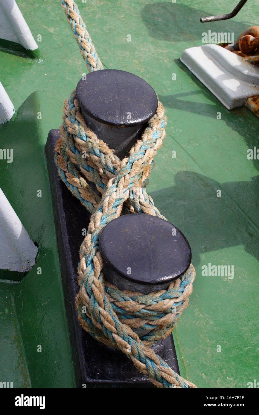 Mooring hawser at the deck Stock Photo - Alamy