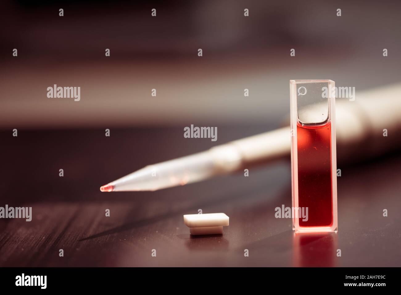 Quartz cuvette with the sample liquid for measurement Stock Photo - Alamy