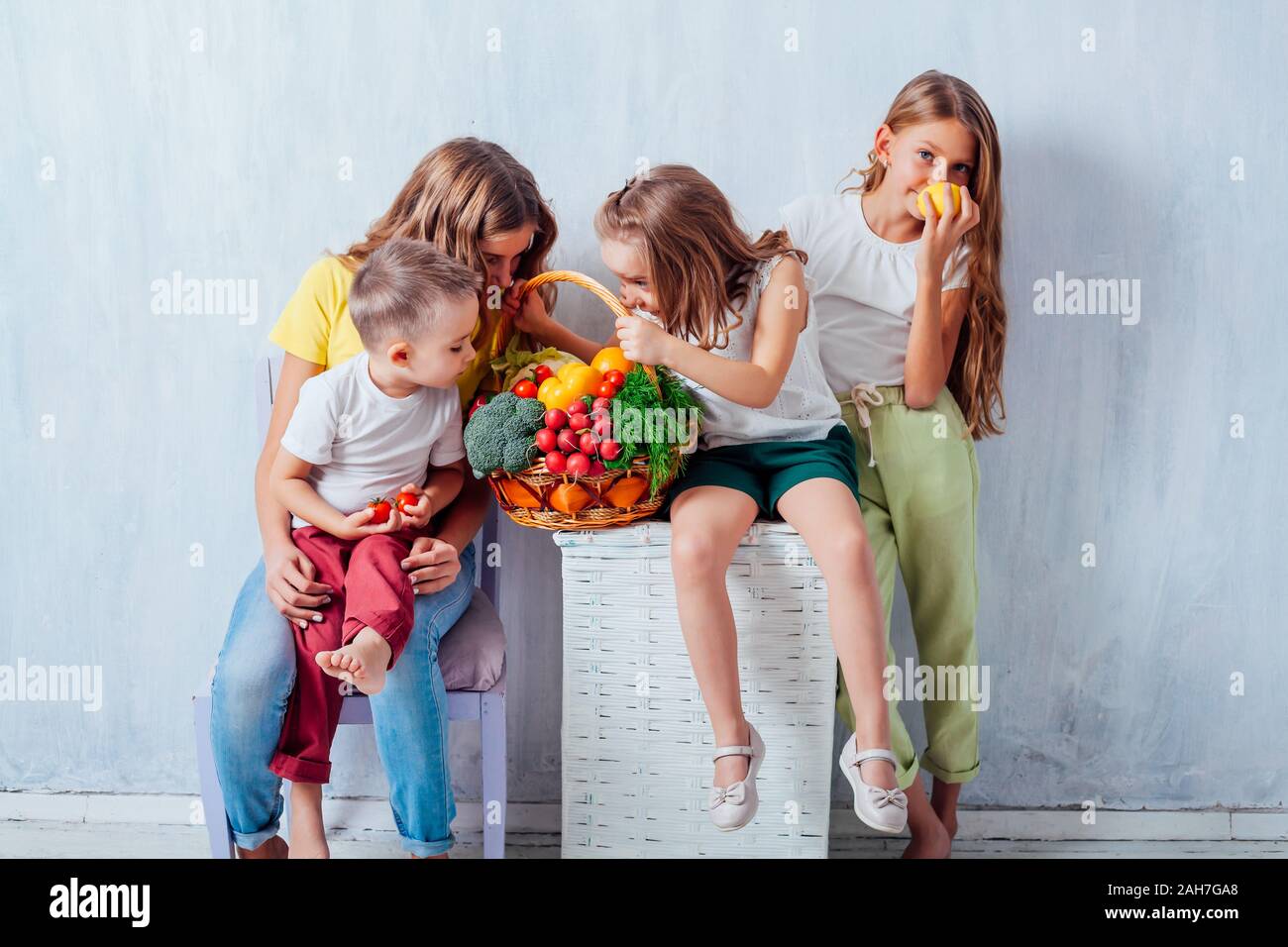 four children with fresh vegetables healthy food Stock Photo - Alamy