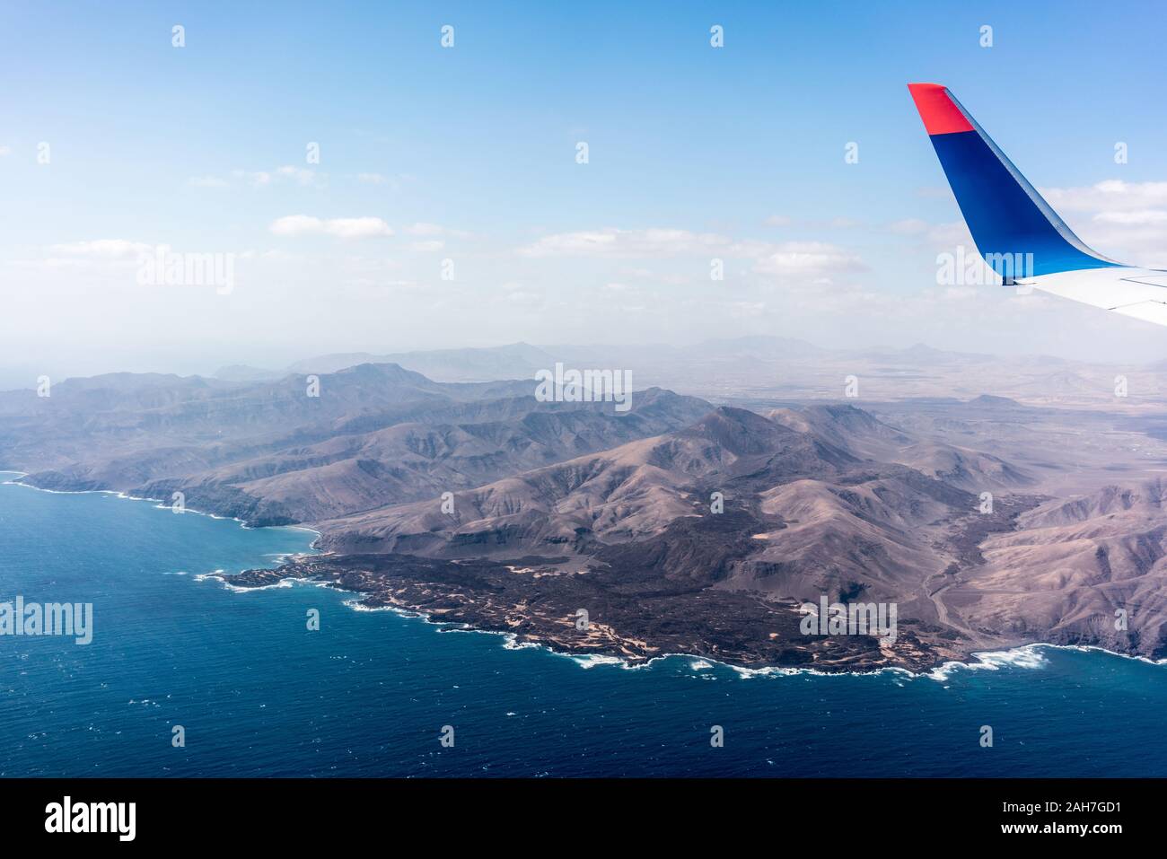 Canary Islands mountain landscape under airplane wing Stock Photo - Alamy