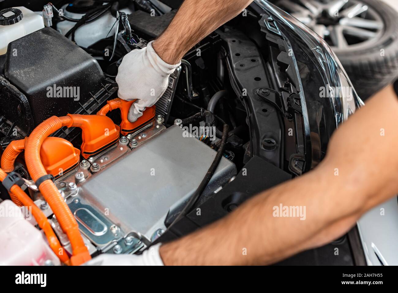 Inspecting car engine hi-res stock photography and images - Alamy