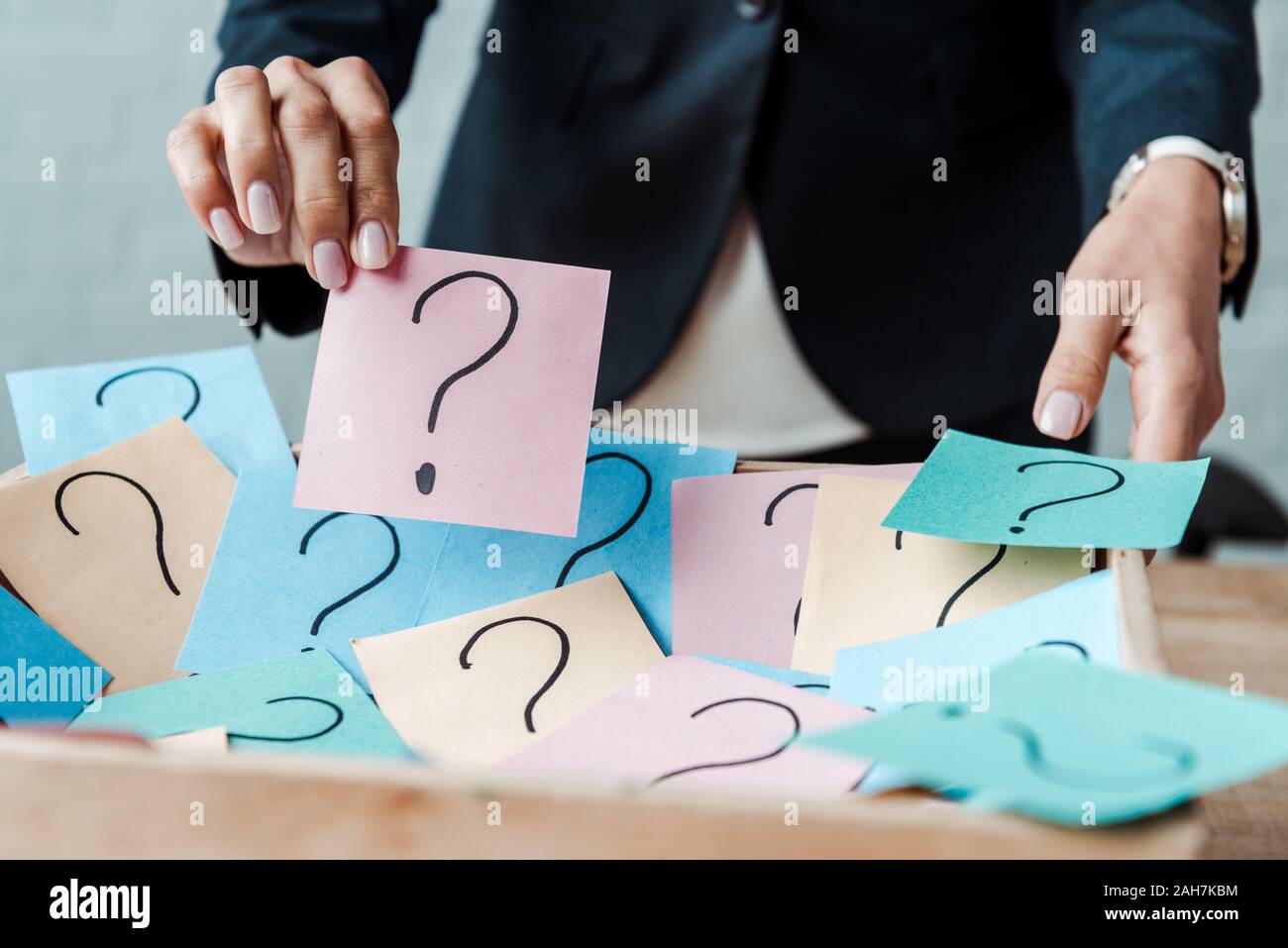 Orange sticky note holding hi-res stock photography and images - Alamy