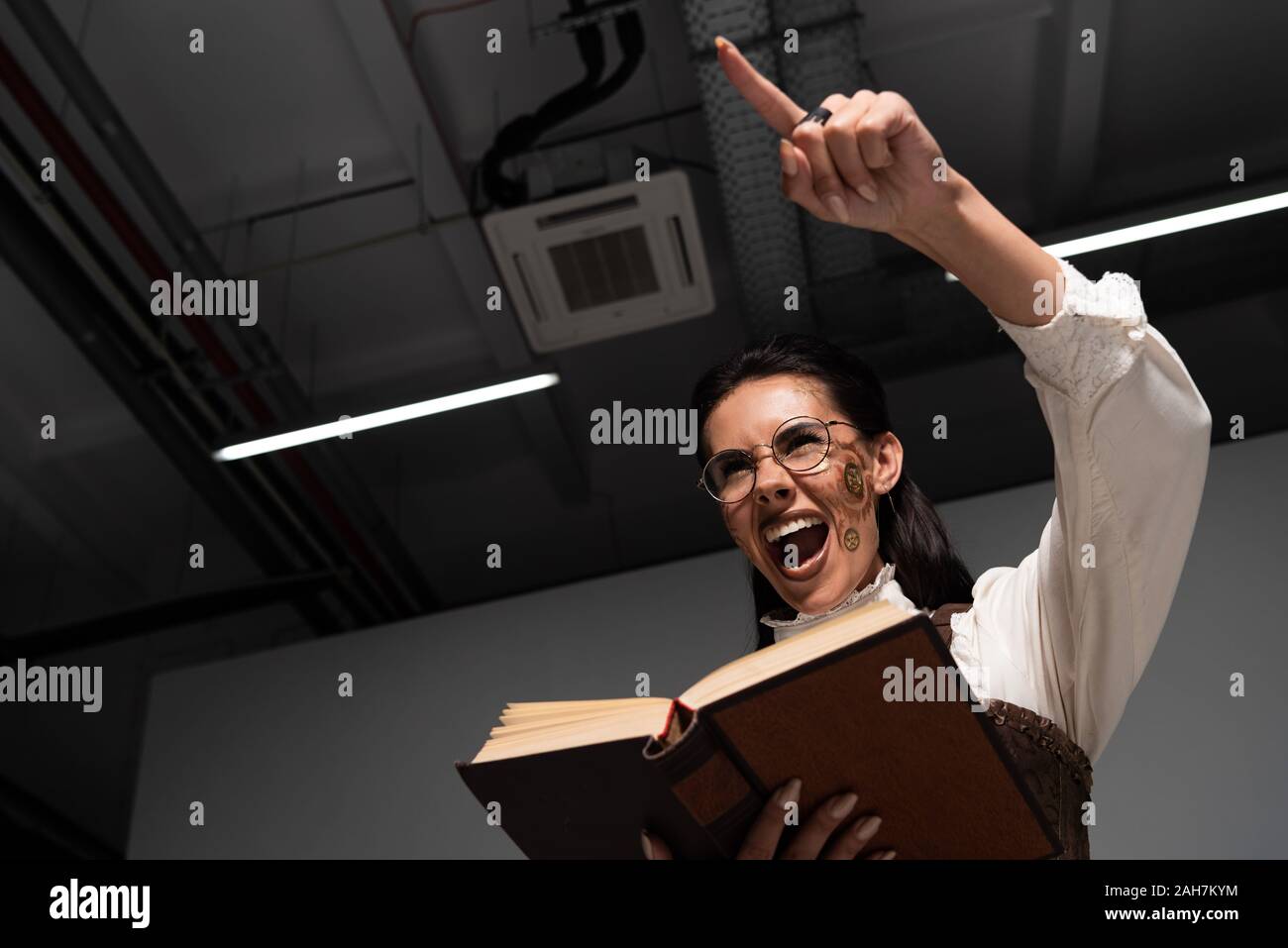 Woman pointing yelling hi-res stock photography and images - Alamy