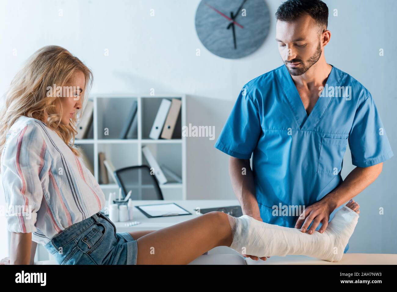 Fractured legs hi-res stock photography and images - Alamy