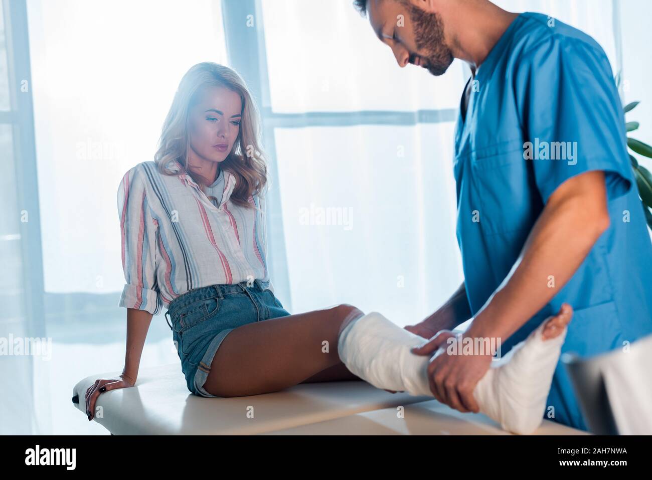 Fractured legs hi-res stock photography and images - Alamy