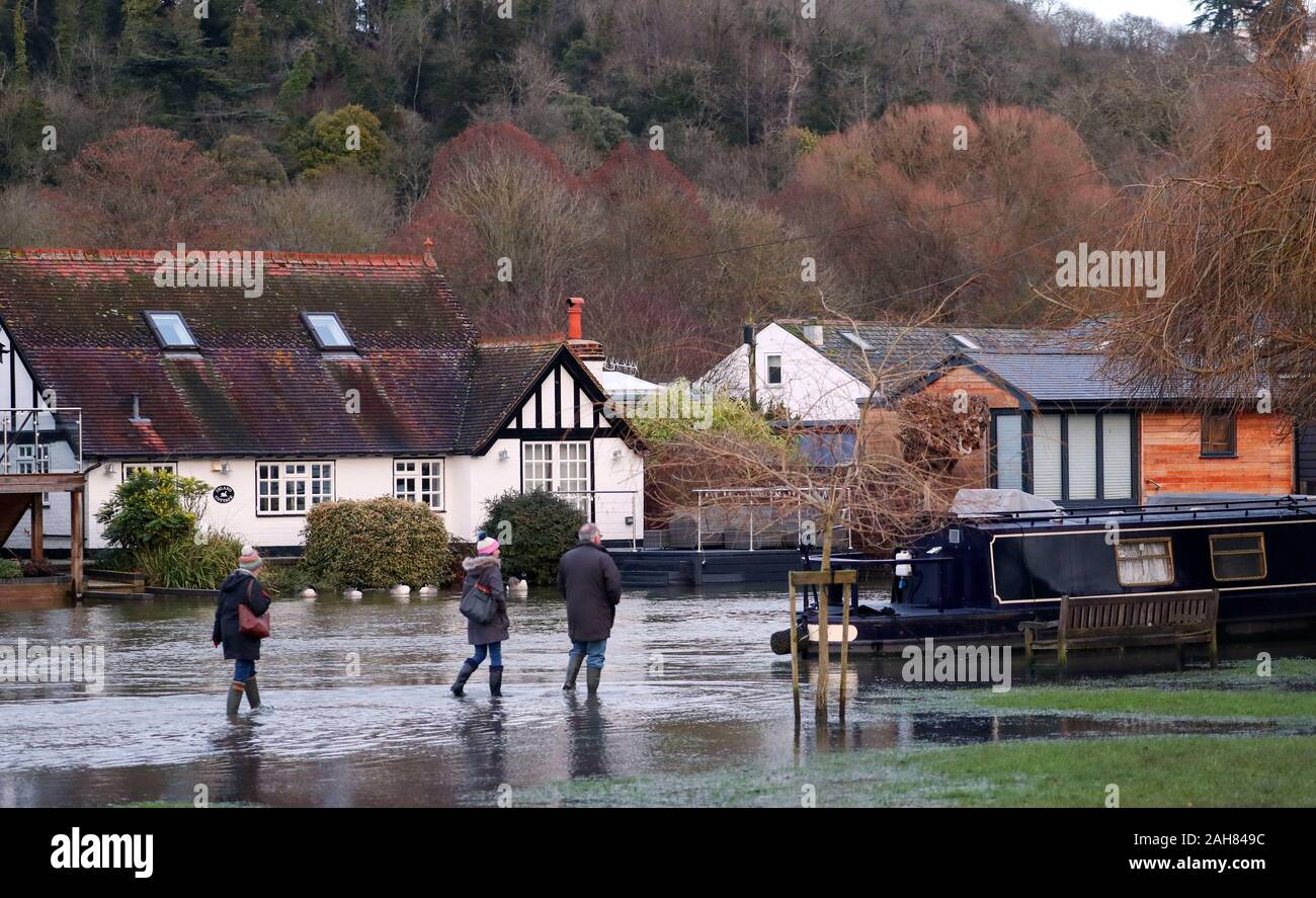 Walkers wade along a flooded towpath in Henley-on-Thames, Oxfordshire ...