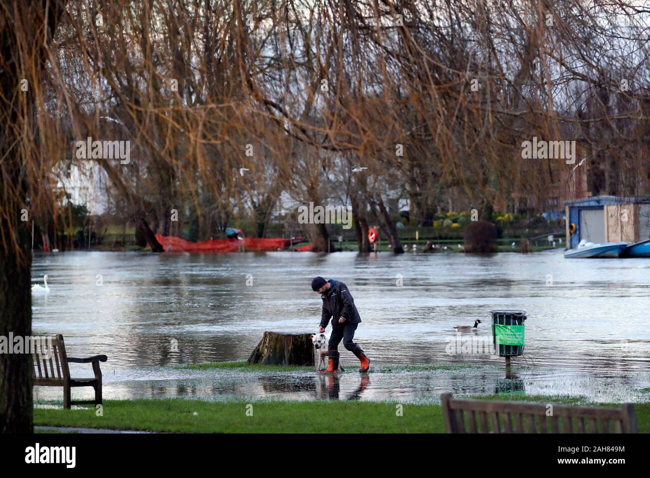 Walkers wade along a flooded towpath in Henley-on-Thames, Oxfordshire ...