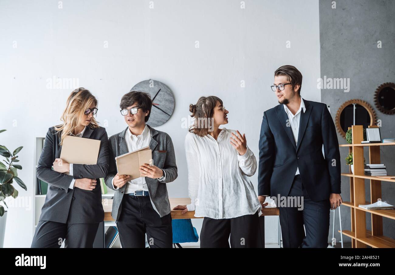 Business People standing in the office discuss Stock Photo - Alamy