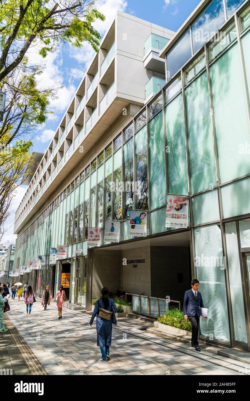 Tokyo. View along pavement and exterior of the Omotesando Hills ...