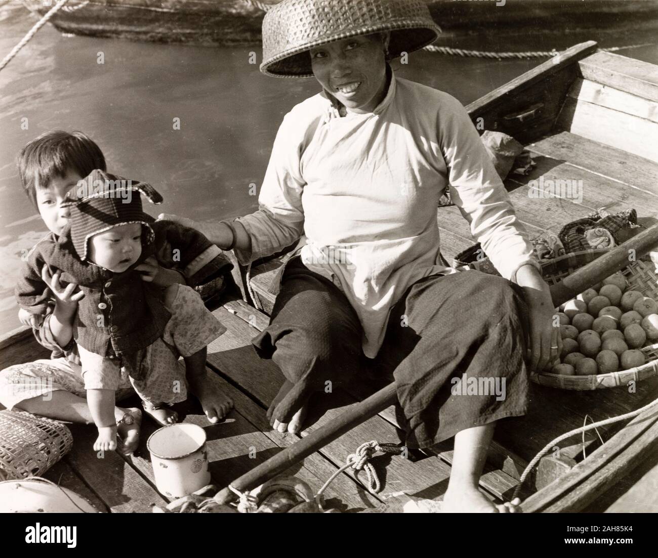 Woman children selling fruit hi-res stock photography and images - Alamy