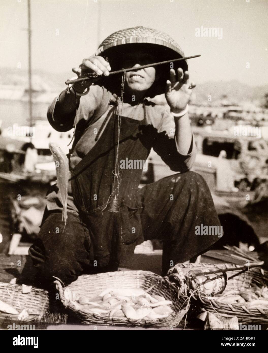 Old fashioned scales hi-res stock photography and images - Alamy