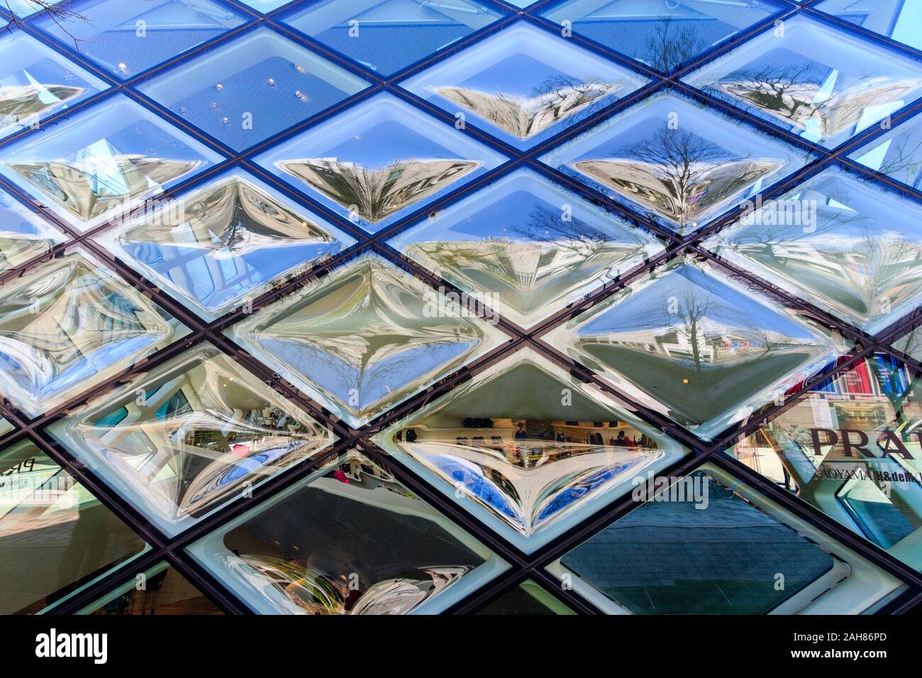 Diamond shape in glass hi-res stock photography and images - Alamy