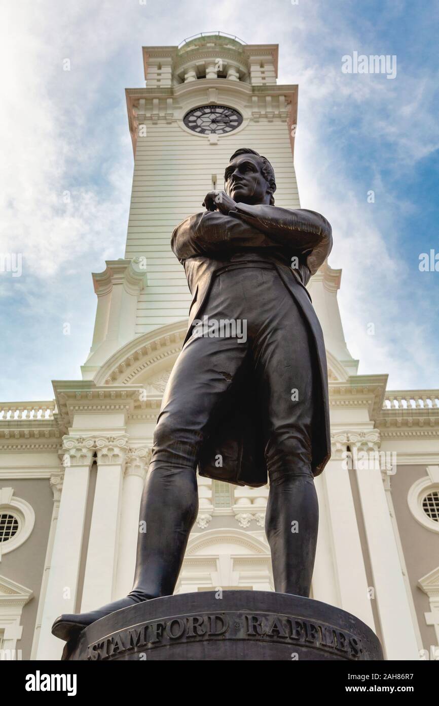 Raffles statue sir stamford raffles hi-res stock photography and images - Alamy