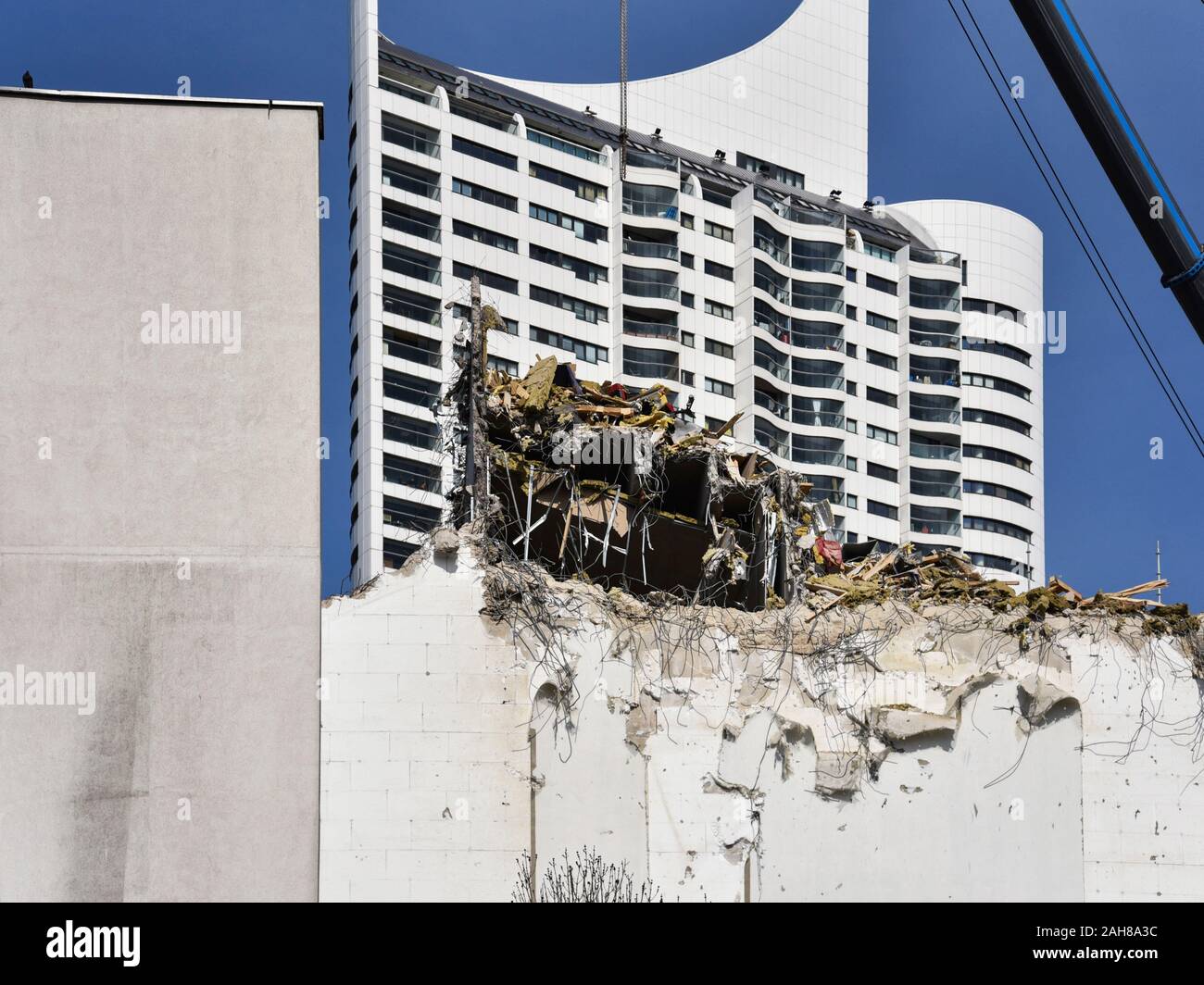 Dismantle a destroyed building hi-res stock photography and images - Alamy