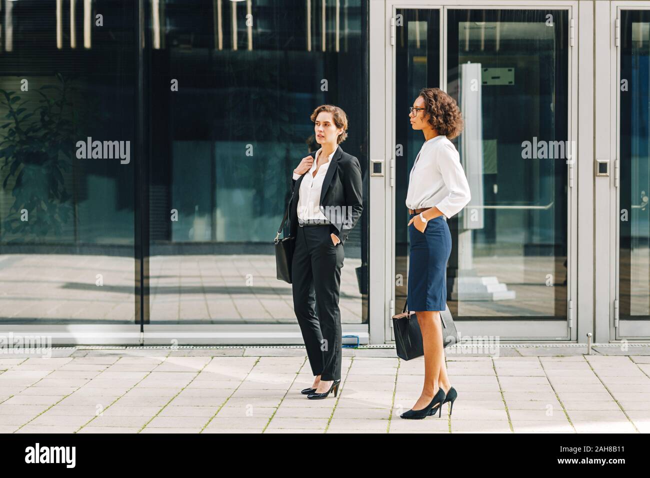 Office building outside hi-res stock photography and images - Alamy