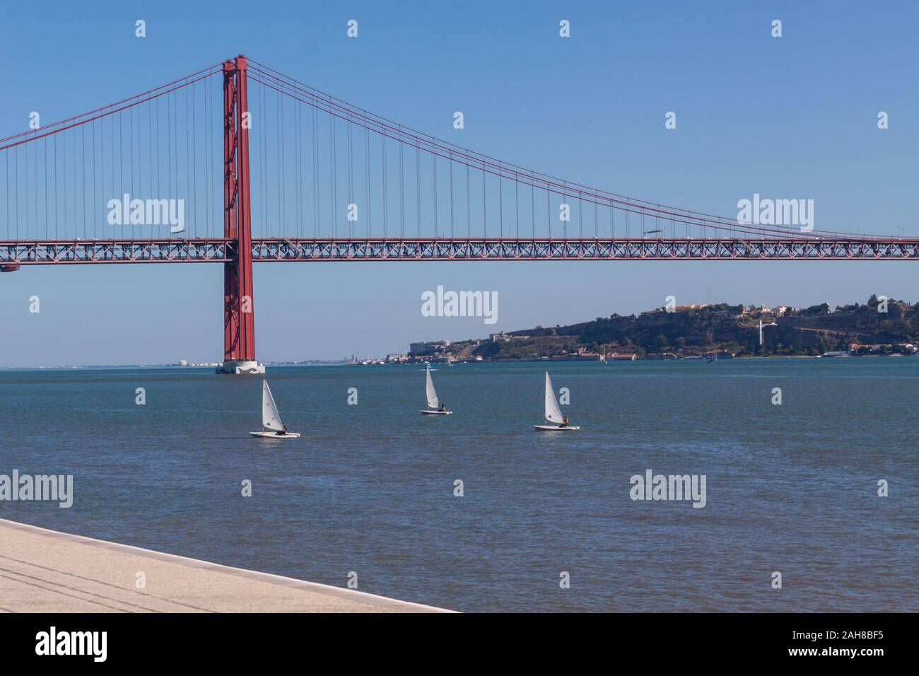 25 de Abril Bridge Stock Photo - Alamy