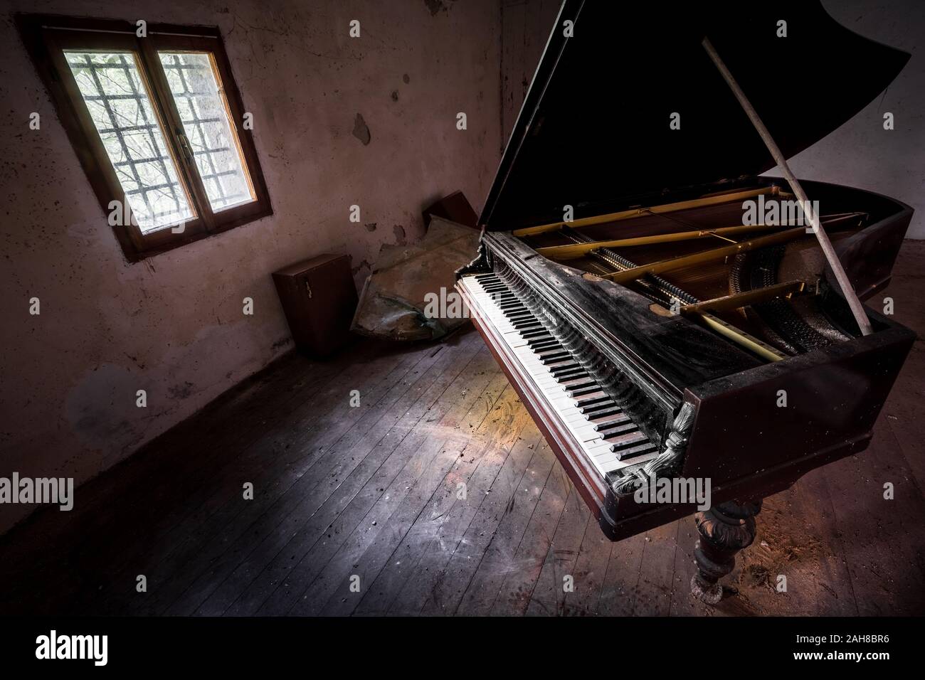 Abandoned piano hi-res stock photography and images - Alamy