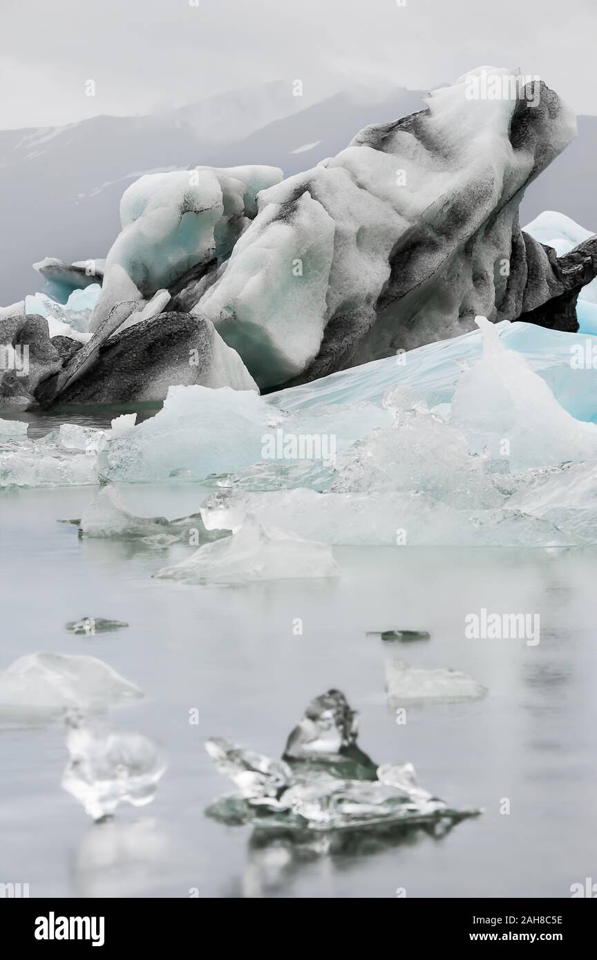 Close up of a floating iceberg in the iconic icelandic iceberg lagoon ...