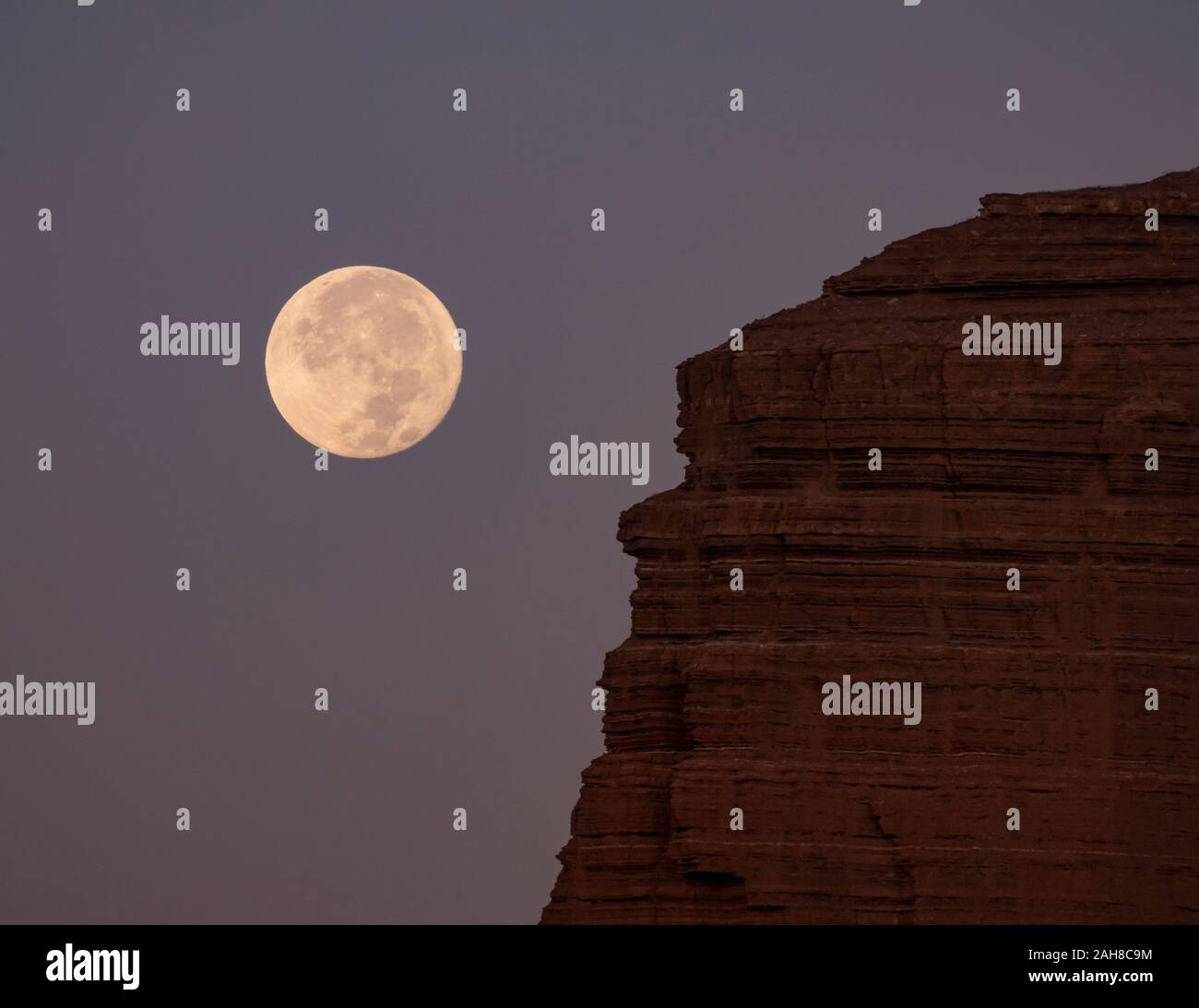 Moonset at dawn between Capitol Reef National Park and Glen Canyon ...