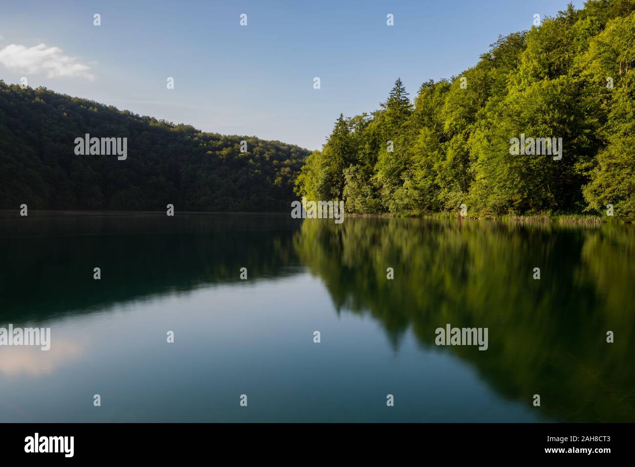 Symmetrical wide angle view of a croatian lake in the late afternoon ...