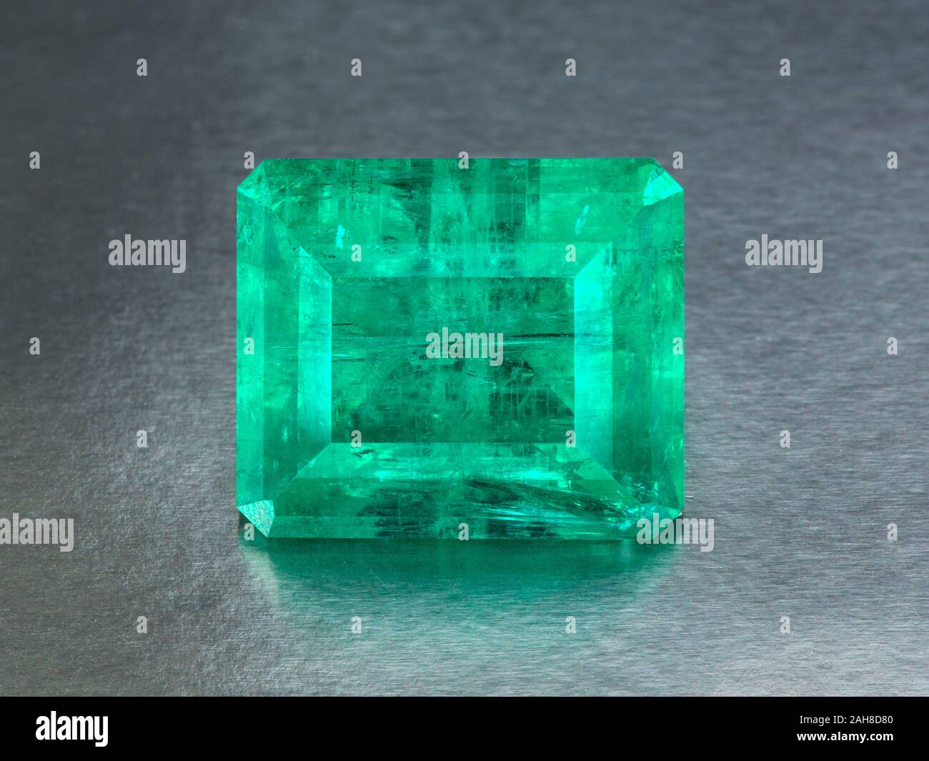 Luxury emerald hi-res stock photography and images - Alamy