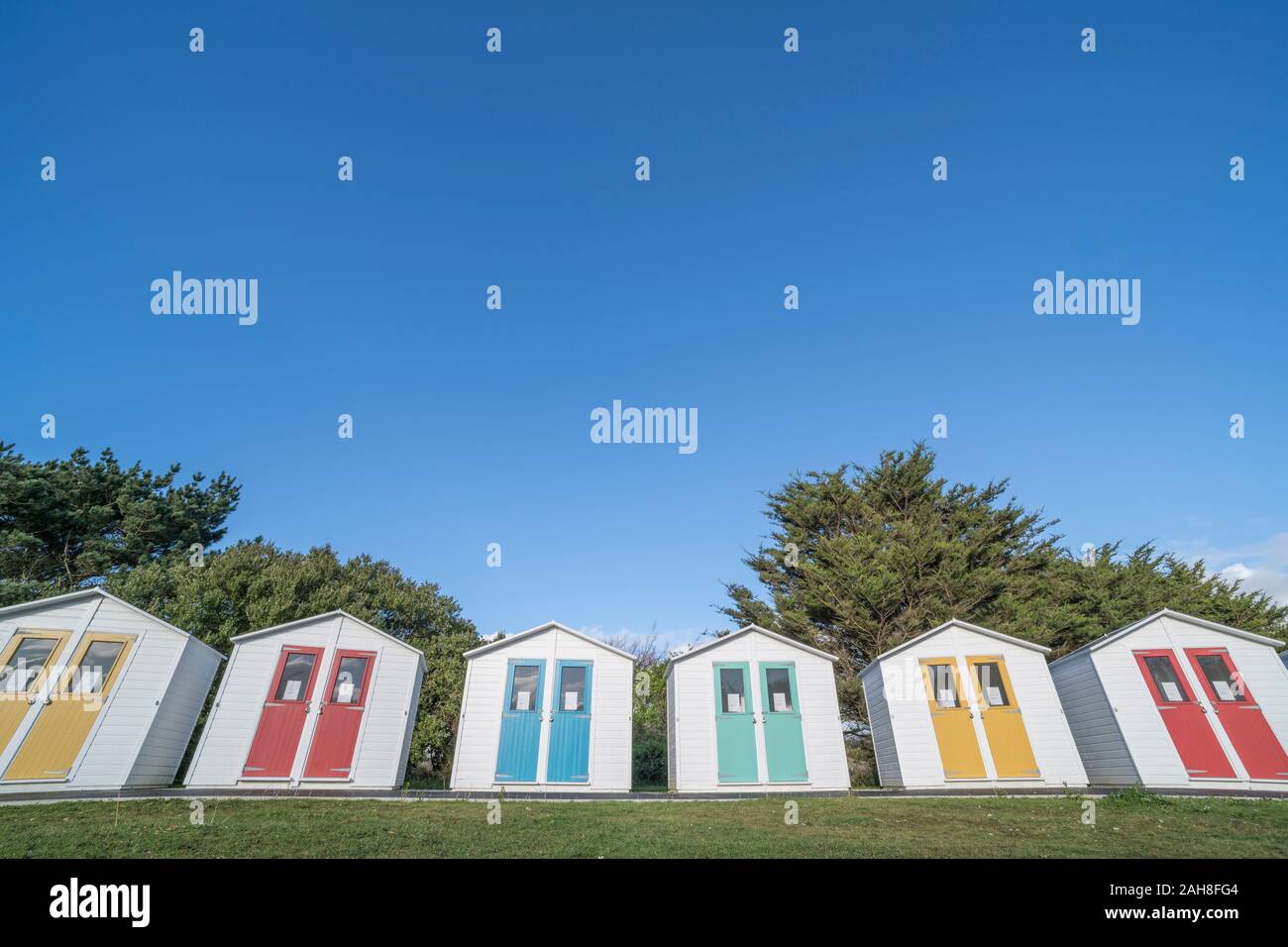 Ultra wide of beach huts at Par Beach, Cornwall, in sunshine ...