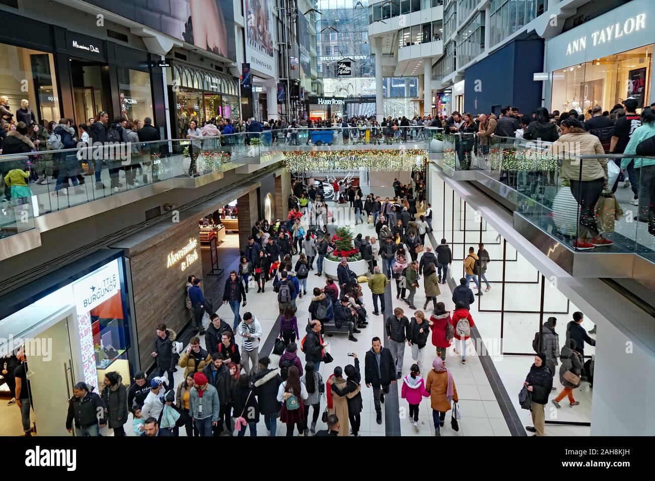 Busy shopping mall crowds hi-res stock photography and images - Alamy