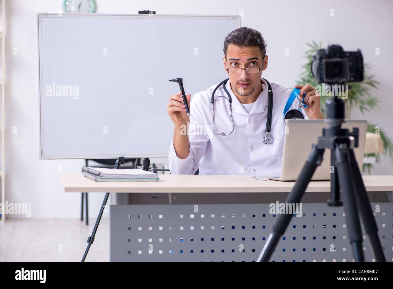 Video otoscopy hi-res stock photography and images - Alamy