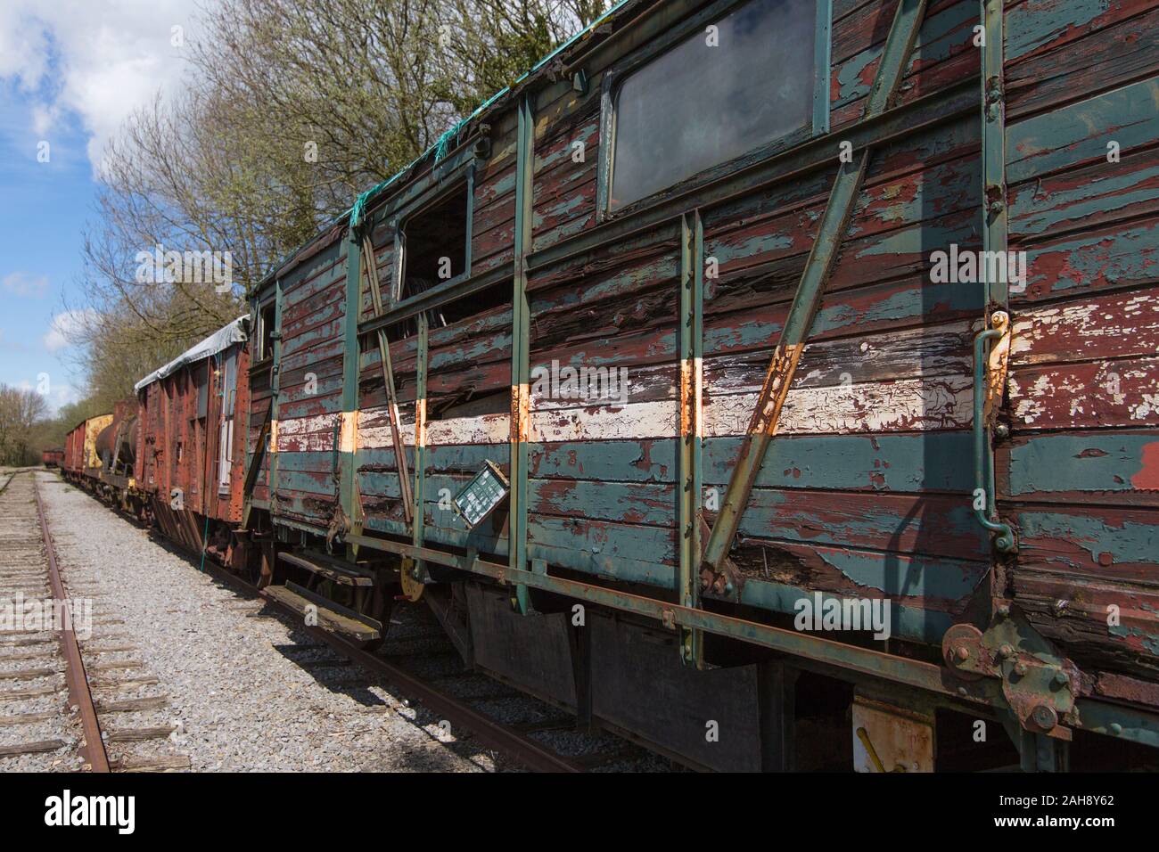 Abandoned derelict train wagons hi-res stock photography and images - Alamy
