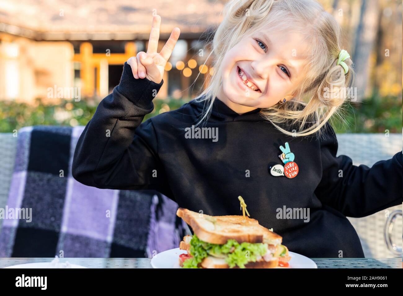 Children eating chips hi-res stock photography and images - Alamy