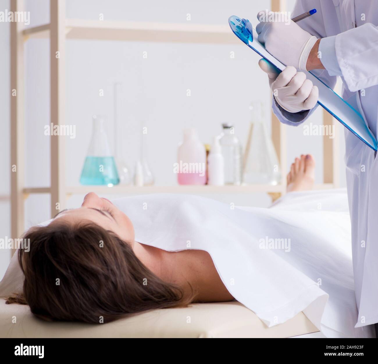Police coroner examining dead body corpse in morgue Stock Photo - Alamy