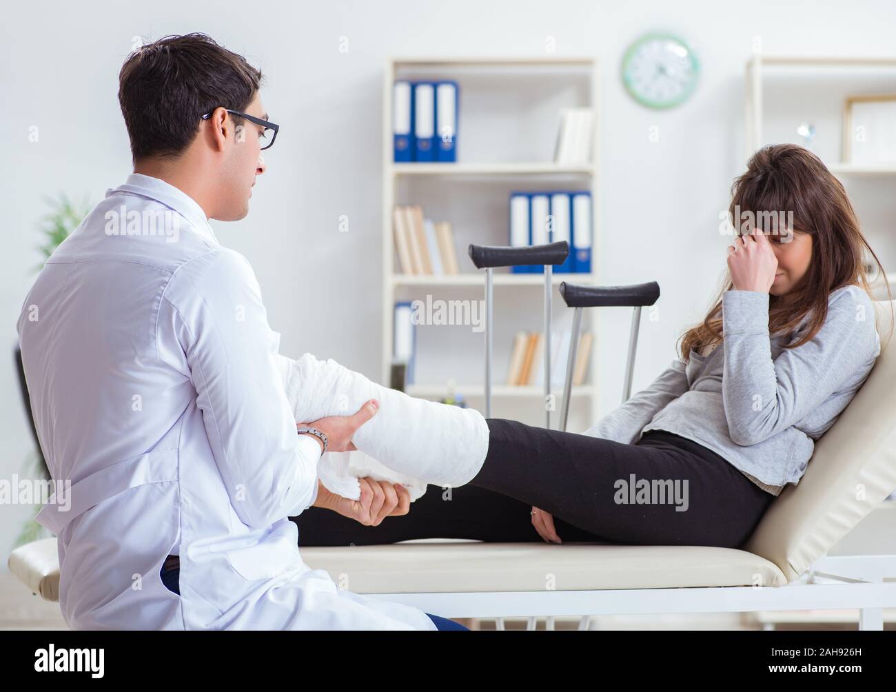 The doctor examining patient with broken leg Stock Photo - Alamy
