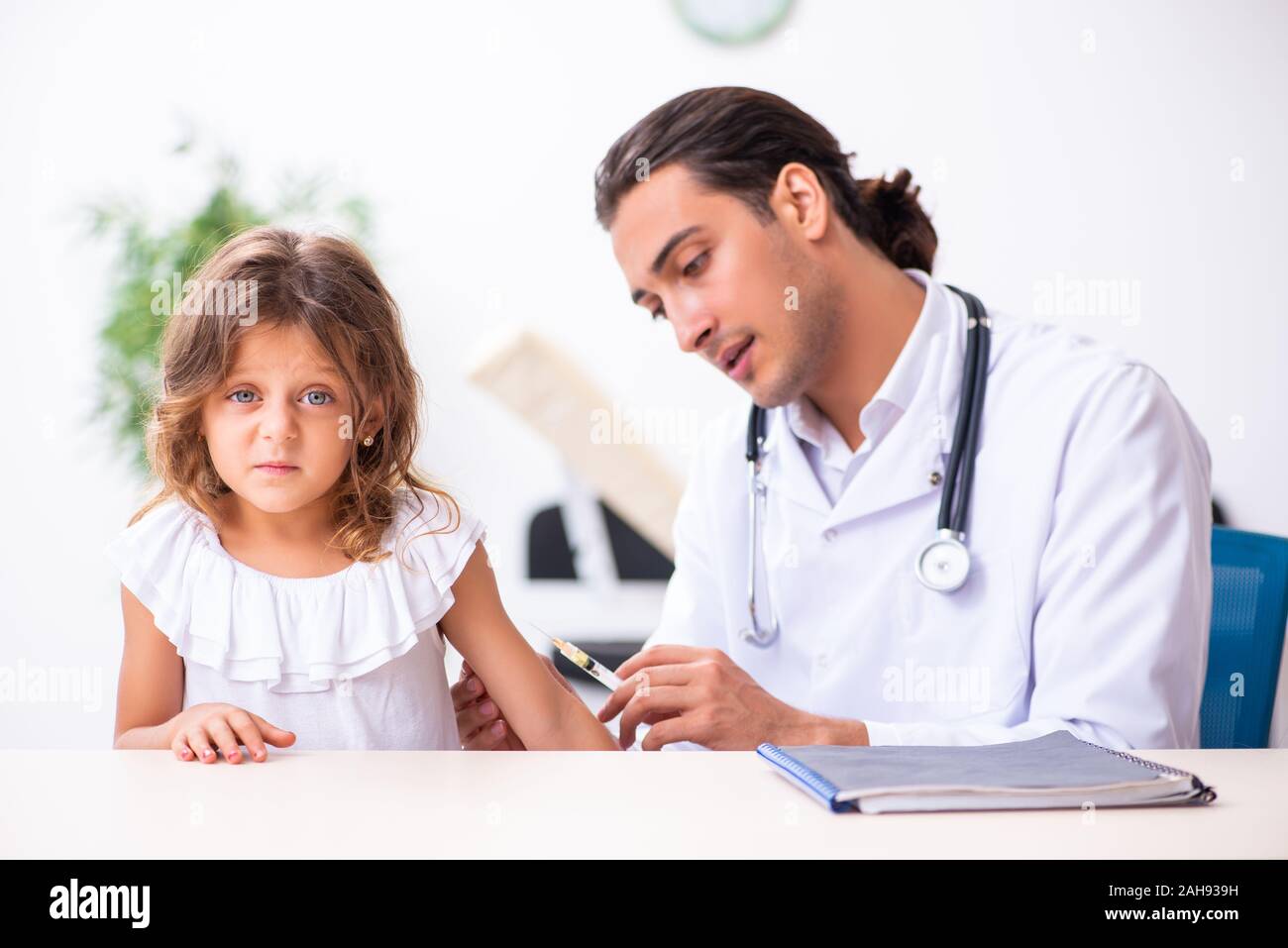 The young doctor pediatrician with small girl Stock Photo - Alamy