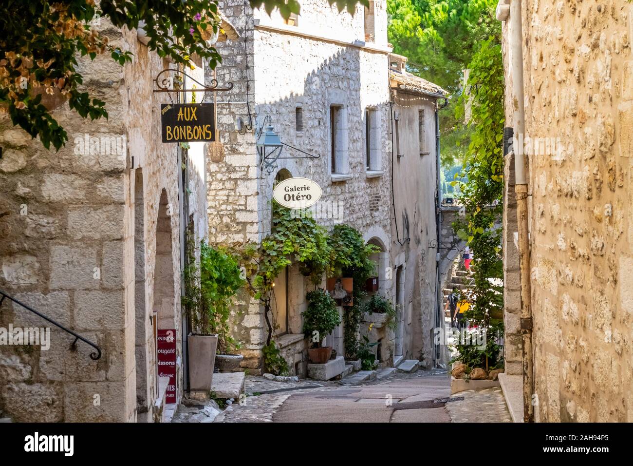 Shops and art galleries line the narrow cobblestone roads in the ...