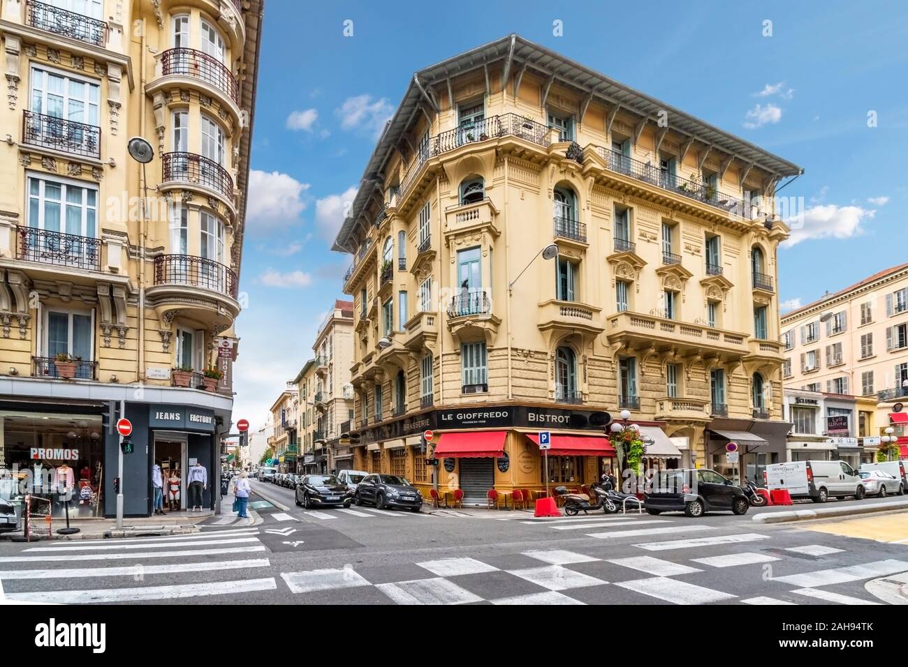 Old french bistro restaurant hi-res stock photography and images - Alamy