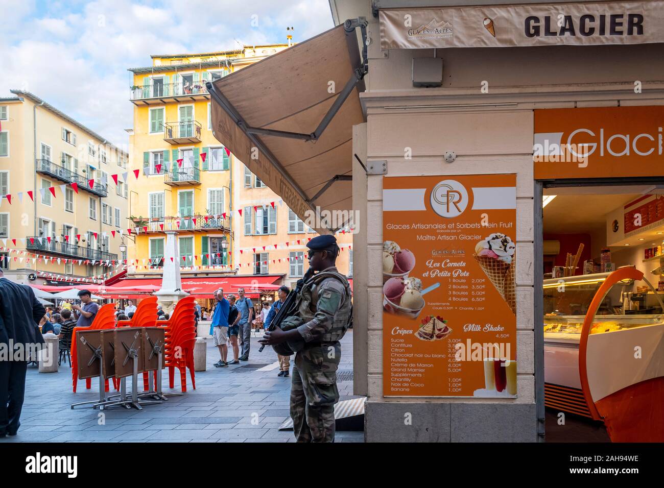 Security guard uniform hi-res stock photography and images - Alamy