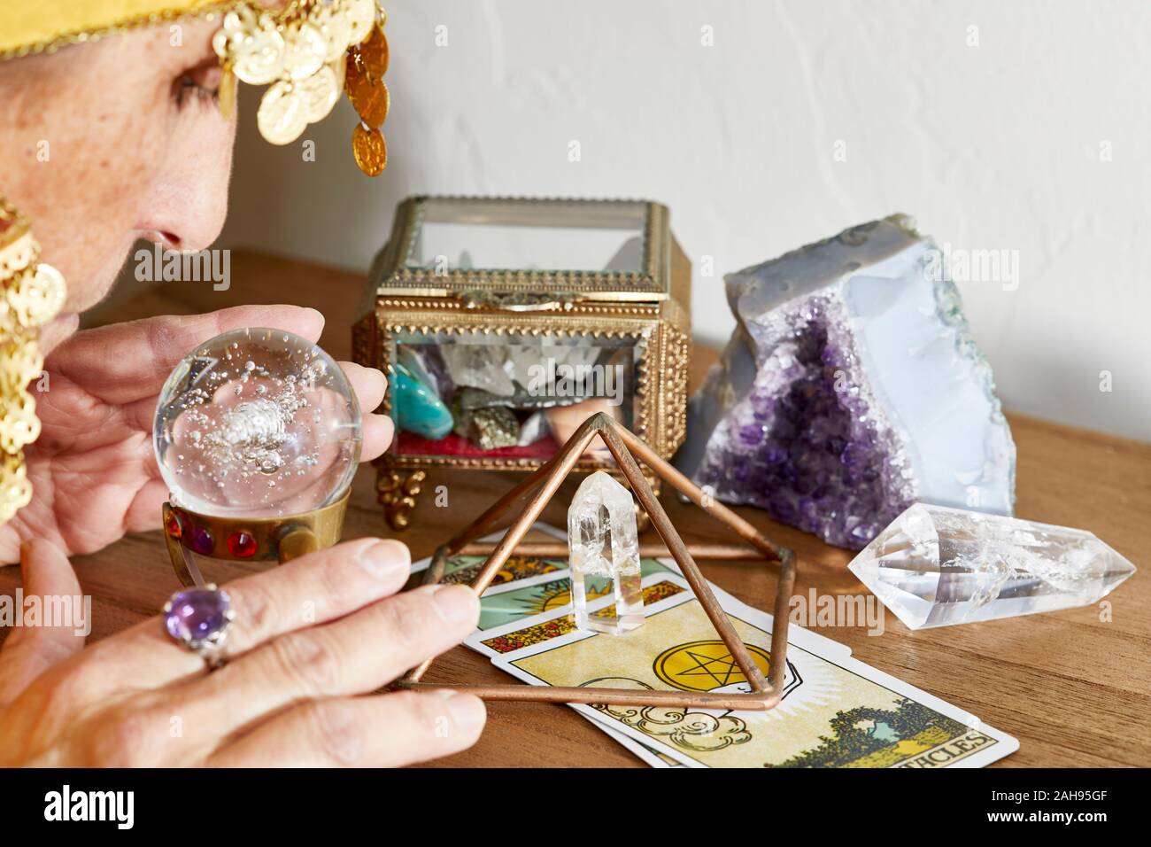 Crystal ball gazing hi-res stock photography and images - Alamy