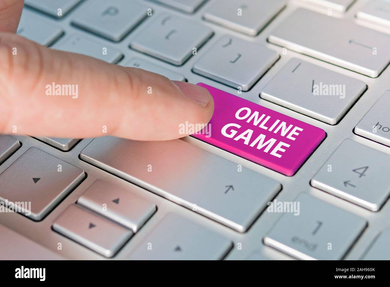 Play online on keyboard button hi-res stock photography and images - Alamy