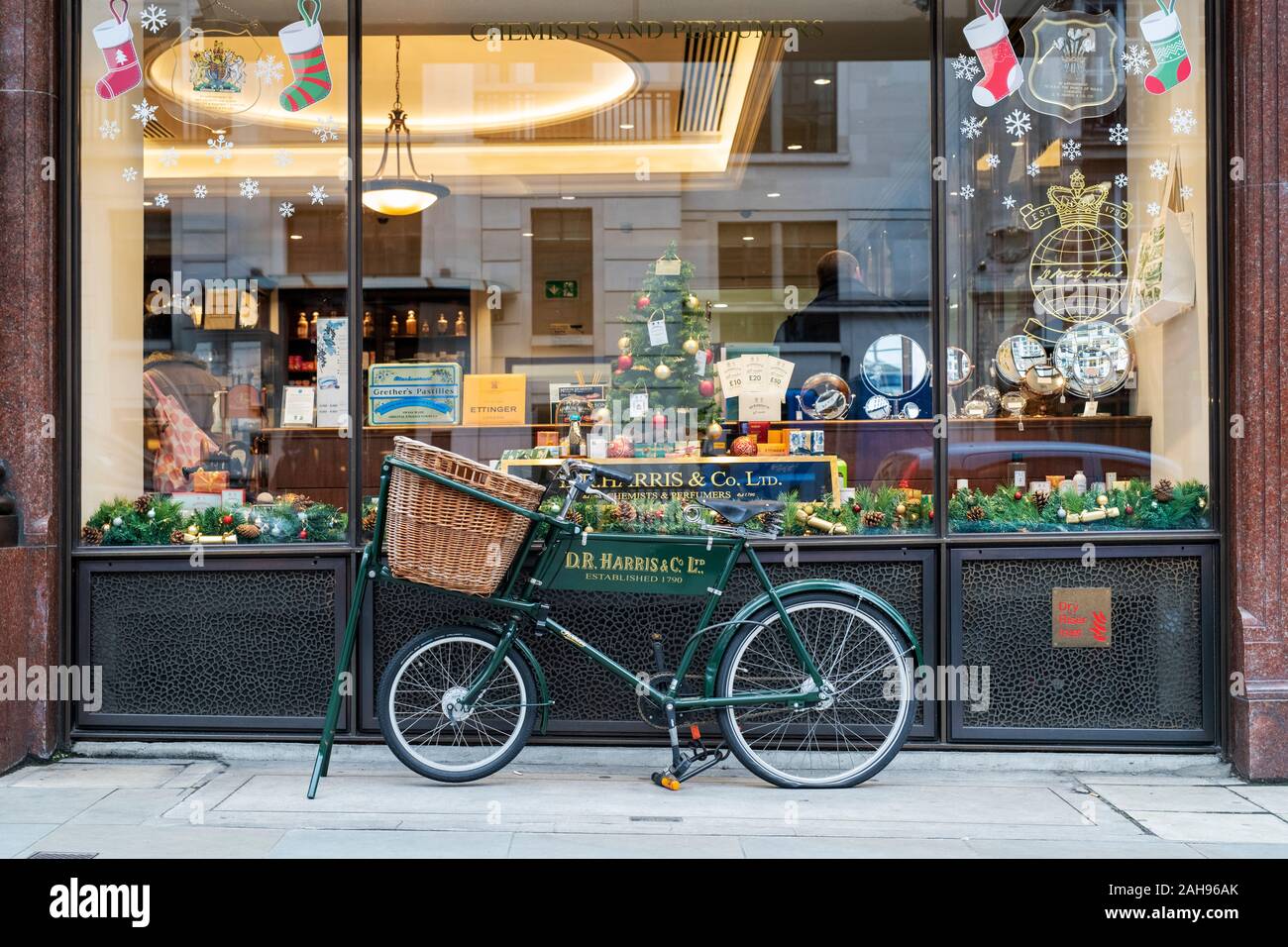 Chemist chemists pharmacy store hi-res stock photography and images - Alamy