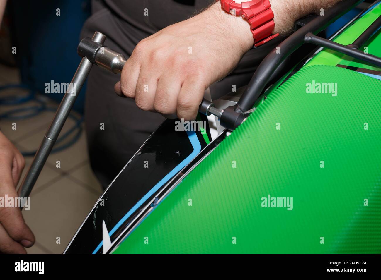 Master sets the trunk on the rear fender of the motorcycle. Replacing ...