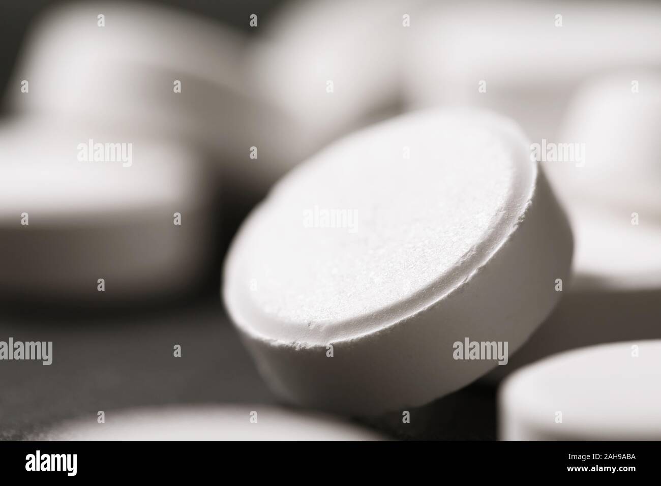 Macro photo of a white pill. Medicine on the table Stock Photo - Alamy