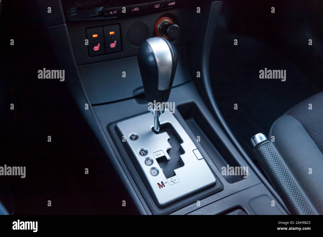 Automatic gear knob in the passenger compartment in black for driving ...