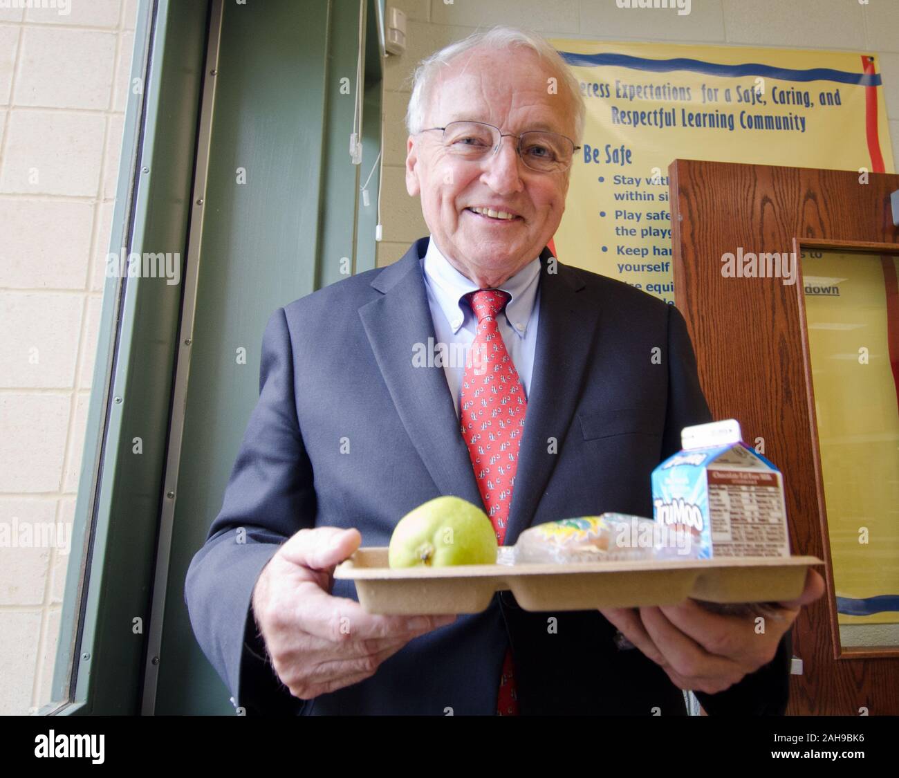 School lunch line hi-res stock photography and images - Alamy