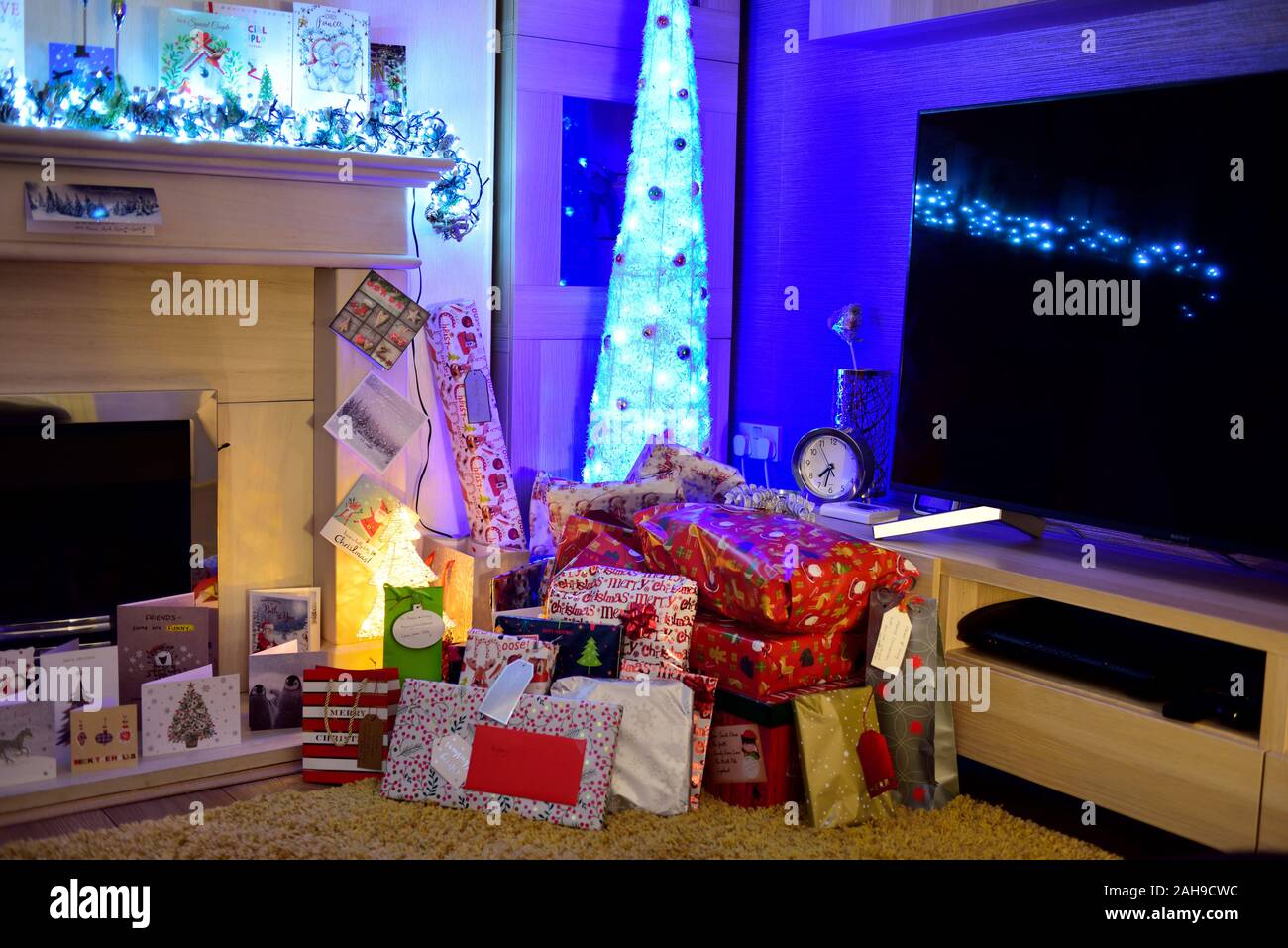 Christmas presents pile tree hi-res stock photography and images - Alamy