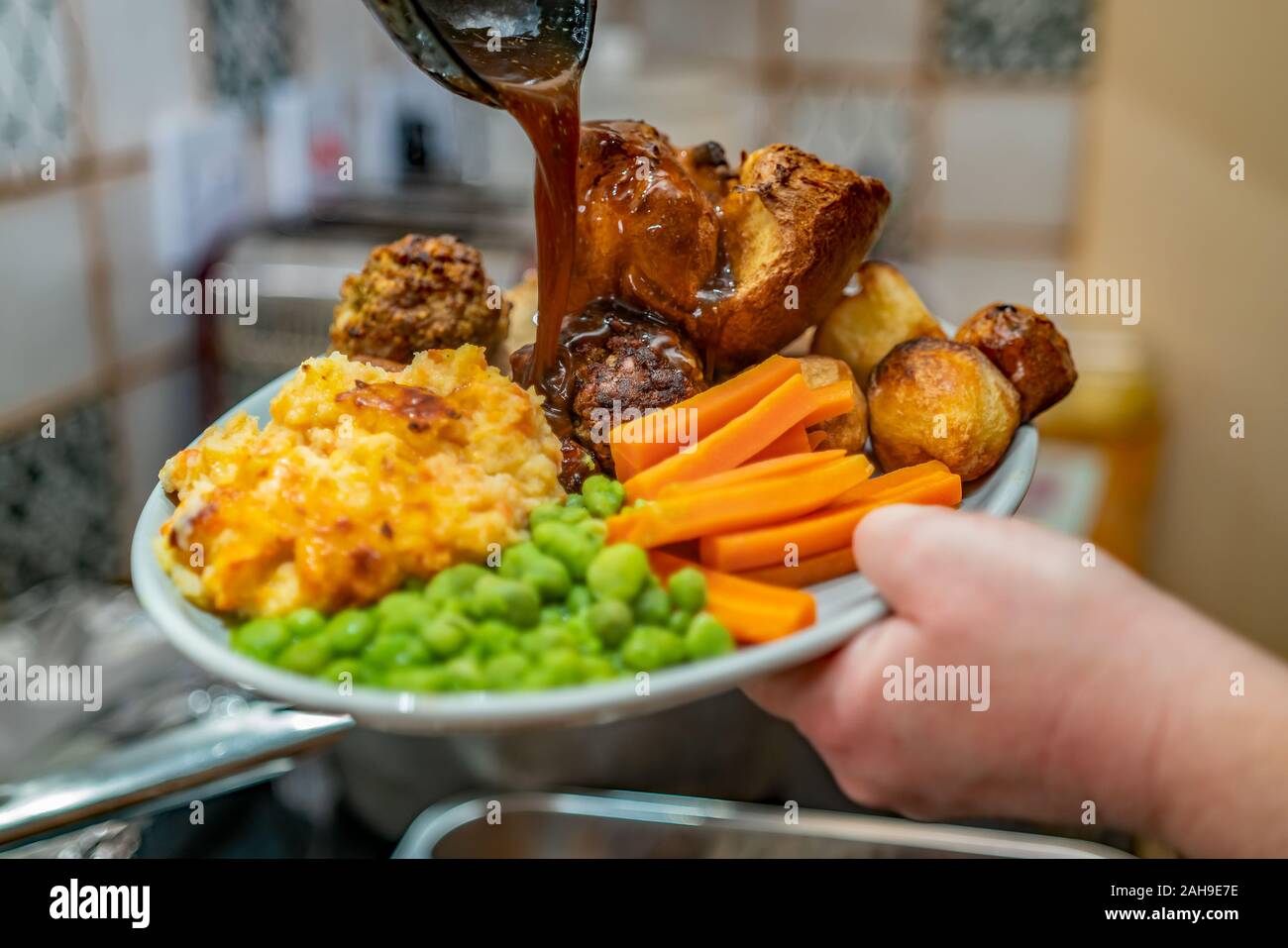 Pouring gravy sauce hi-res stock photography and images - Alamy