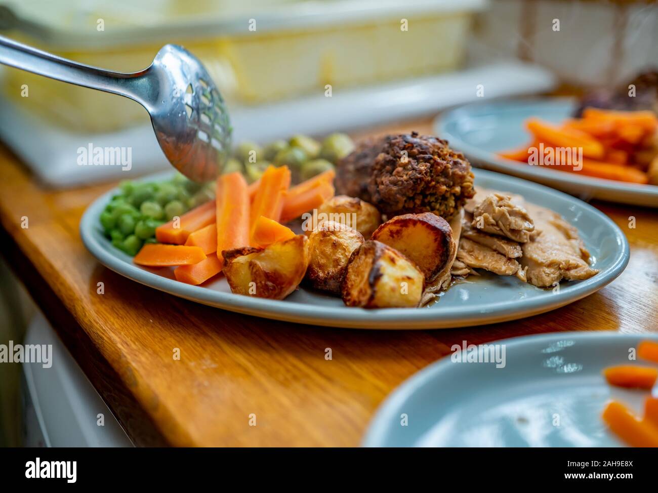 Dishing out food hi-res stock photography and images - Alamy